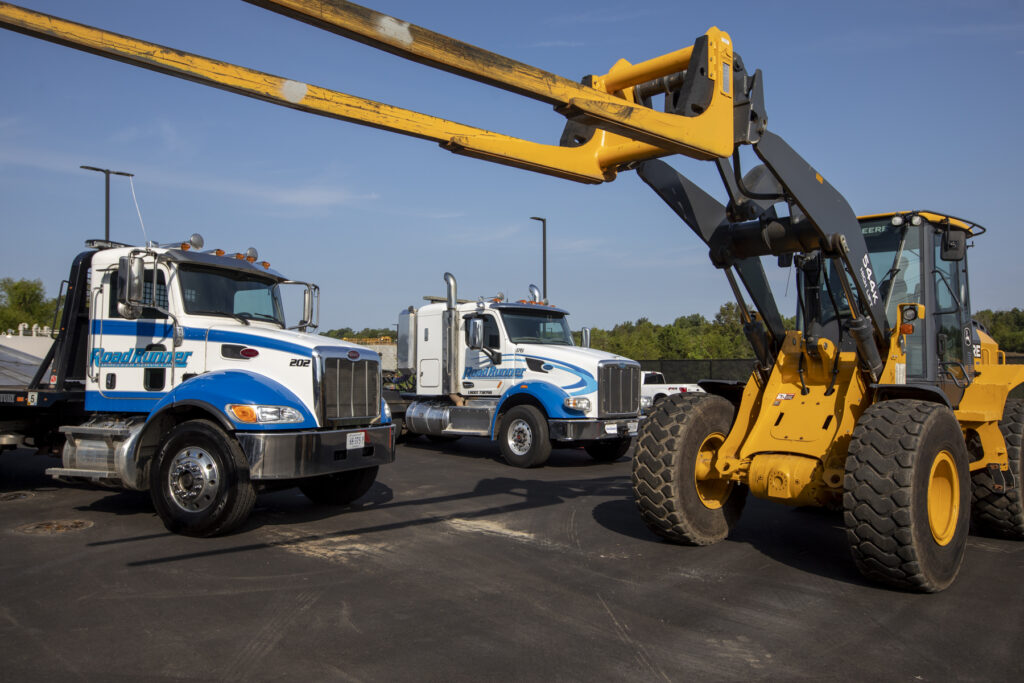 Semi Decking/Undecking | Road Runner Wrecker Service Inc.